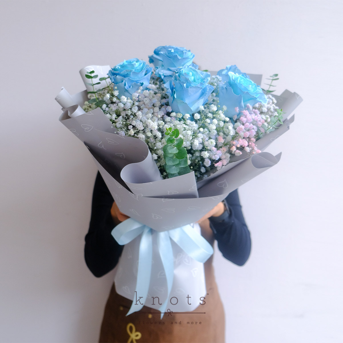 Blissful Skies (6 Powder Blue Ecuadorian Roses Bouquet) | Knots.ph